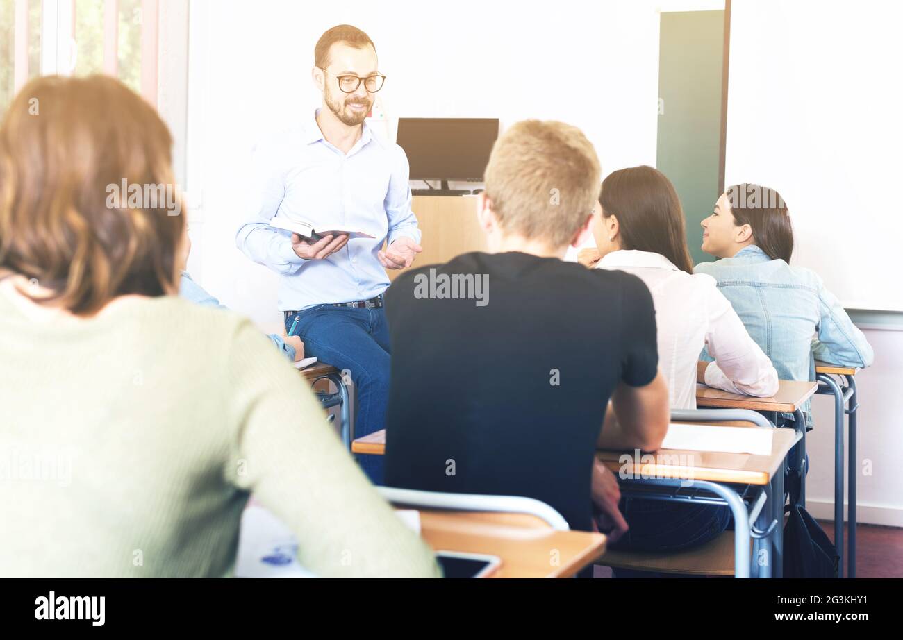 Female speaker in classroom hi-res stock photography and images - Alamy