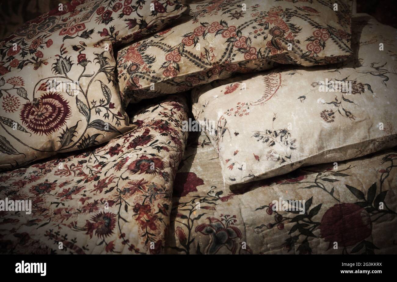 Empty old bed Stock Photo - Alamy