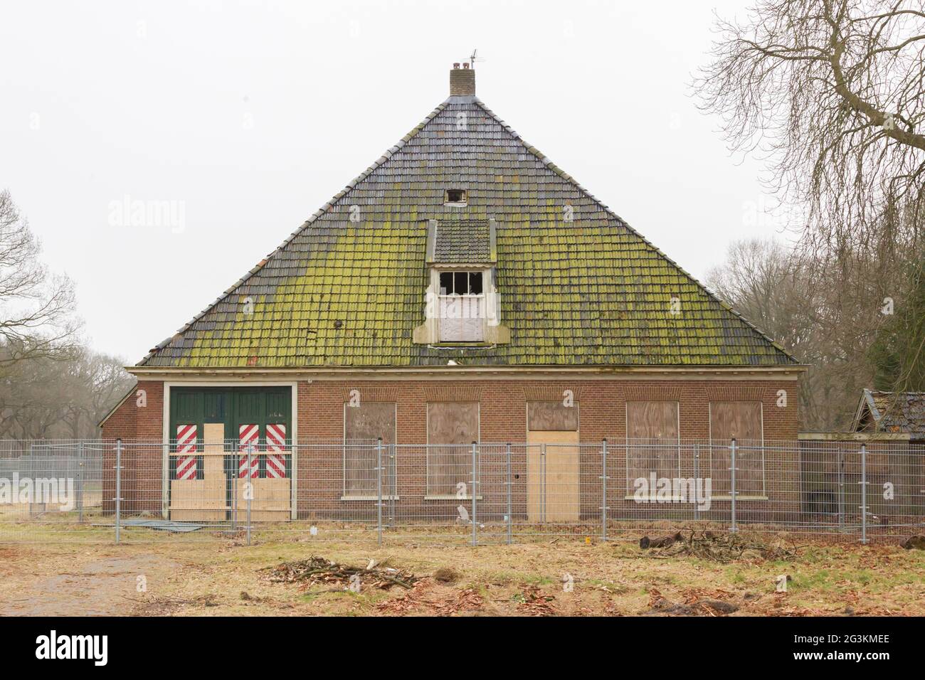 Broken abandoned farm Stock Photo - Alamy