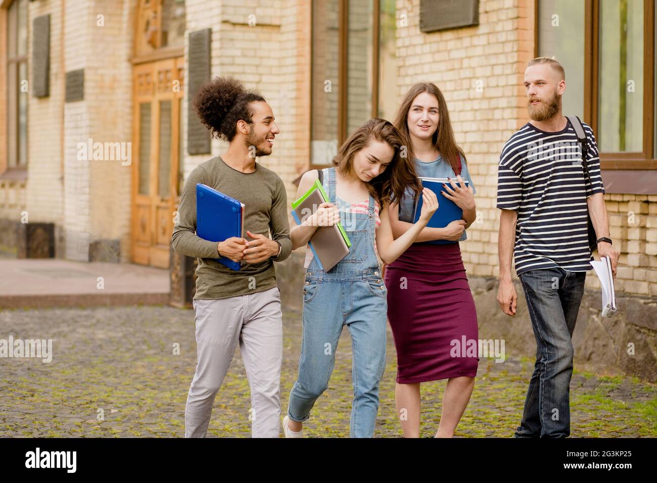 Students walking outside hi-res stock photography and images - Alamy