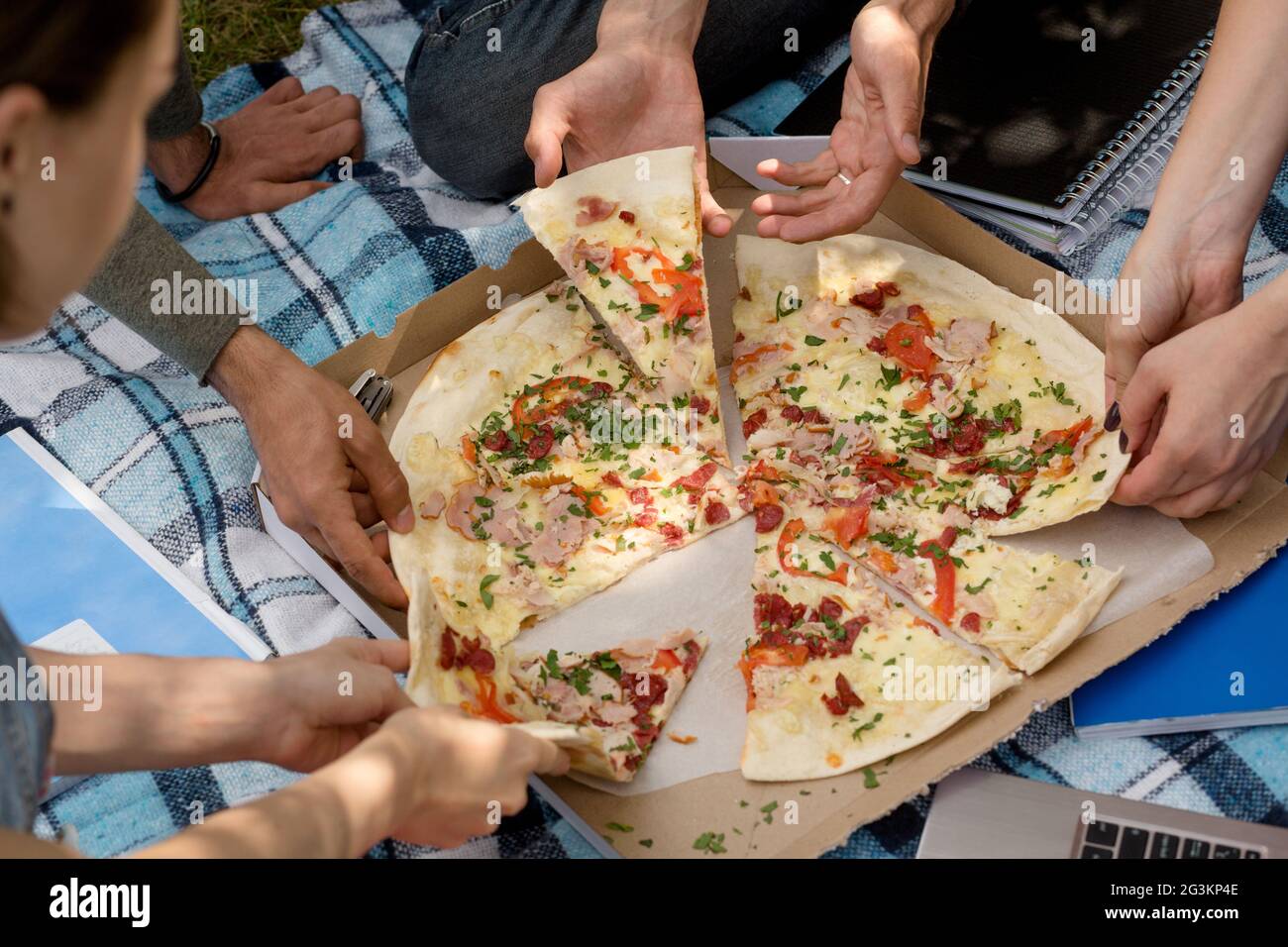 Picnic pizza hi-res stock photography and images - Alamy