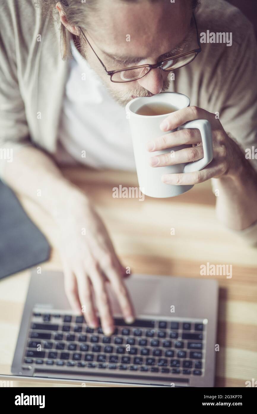 Freelancer typing hi-res stock photography and images - Alamy
