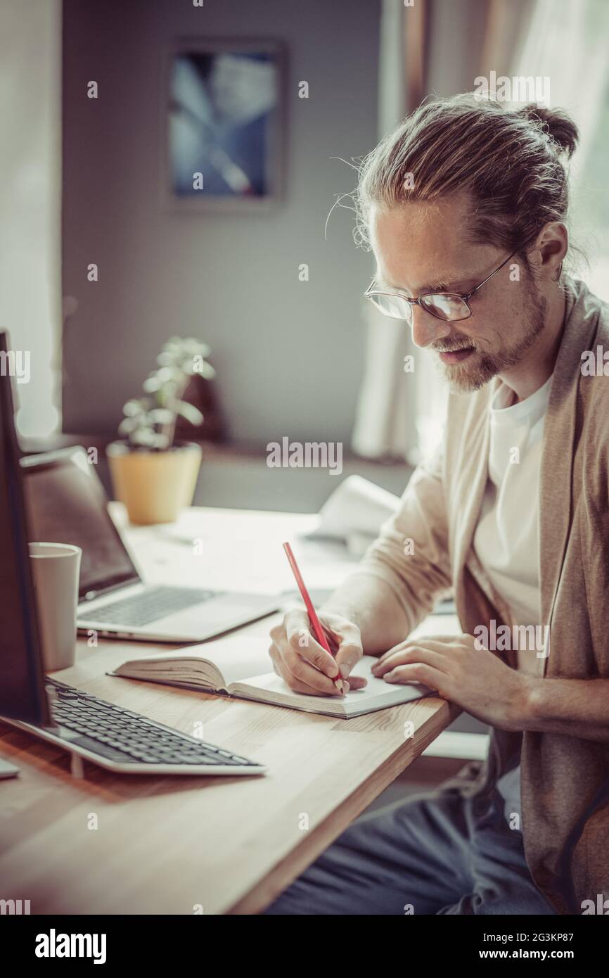 Table writing hi-res stock photography and images - Alamy