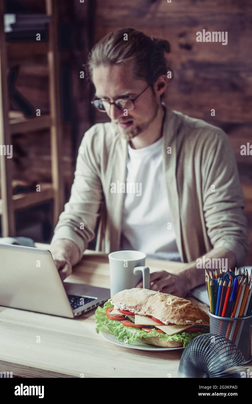 Freelancer typing hi-res stock photography and images - Alamy