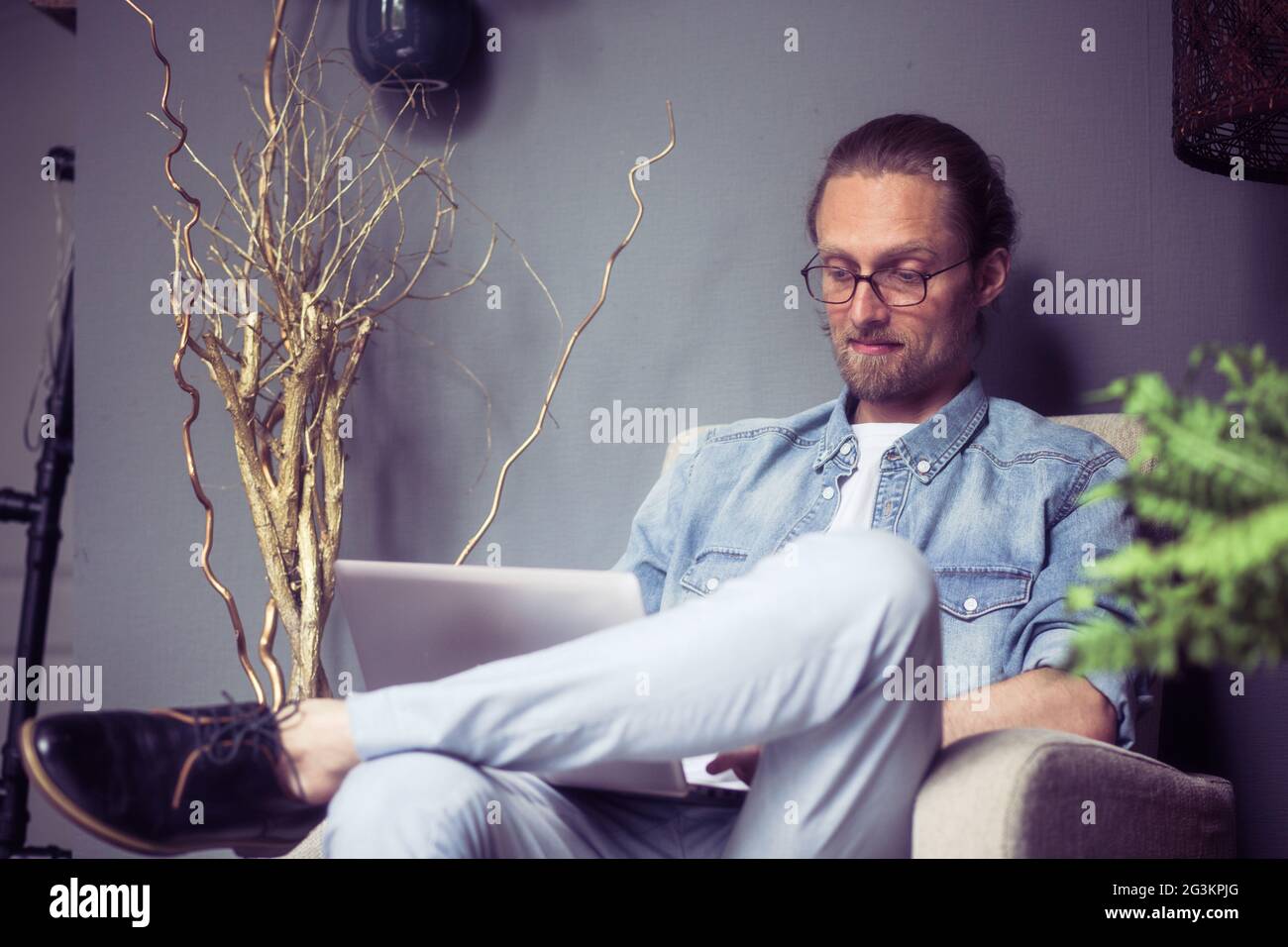 Information man desk hi-res stock photography and images - Alamy
