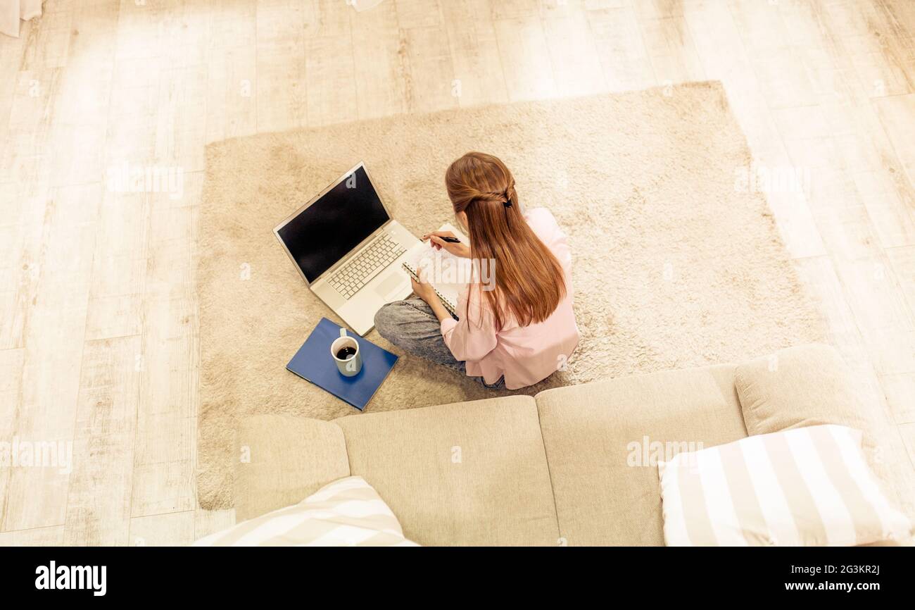 Woman with back to the camera hi-res stock photography and images - Alamy