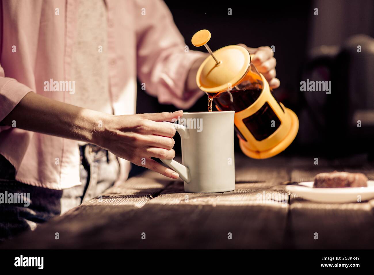 Pouring tea hi-res stock photography and images - Alamy