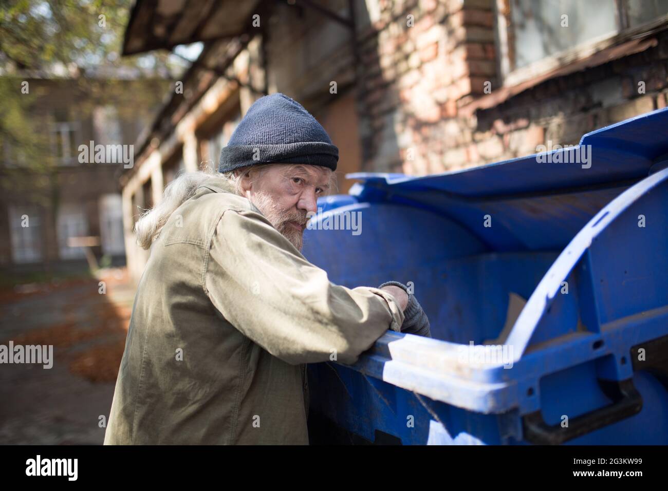 Homeless trash bin hi-res stock photography and images - Alamy