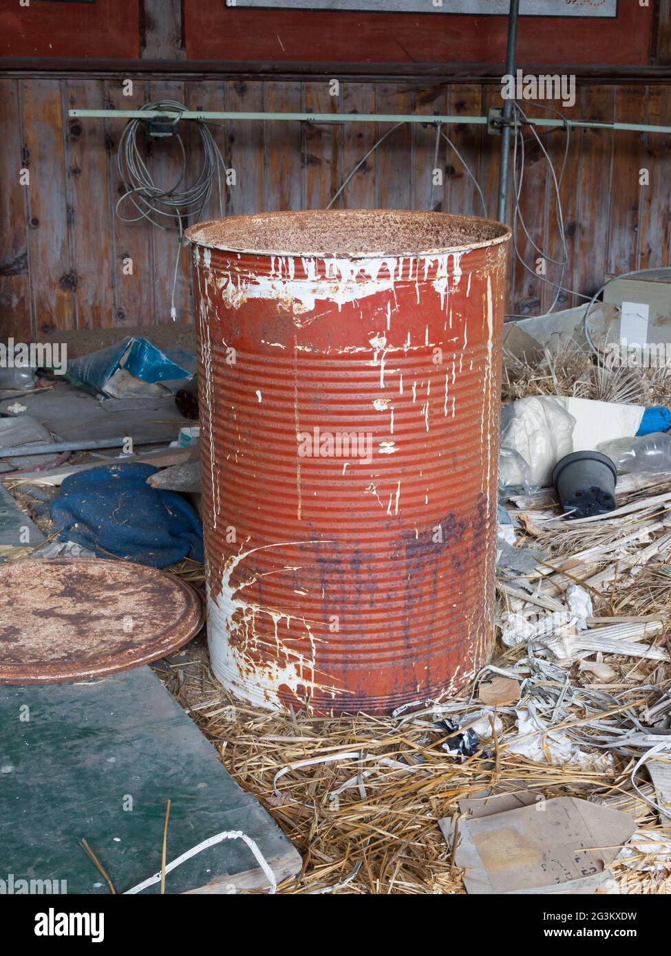 Garbage in a abandoned house Stock Photo - Alamy