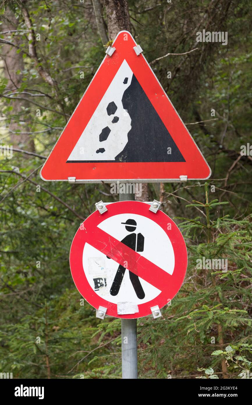 Falling rocks or debris sign Stock Photo - Alamy
