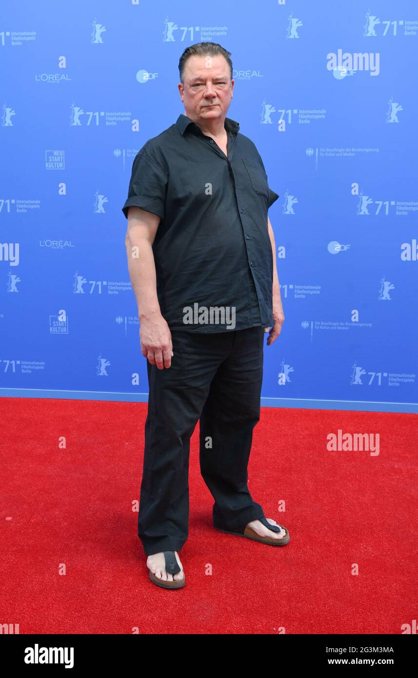 16 June 2021, Berlin: Actor Peter Kurth comes to the film premiere of the movie "Nebenan" (Next ...