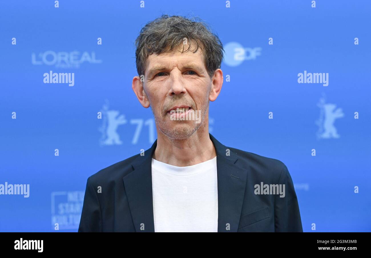 16 June 2021, Berlin: Actor Gode Benedix comes to the premiere of the ...