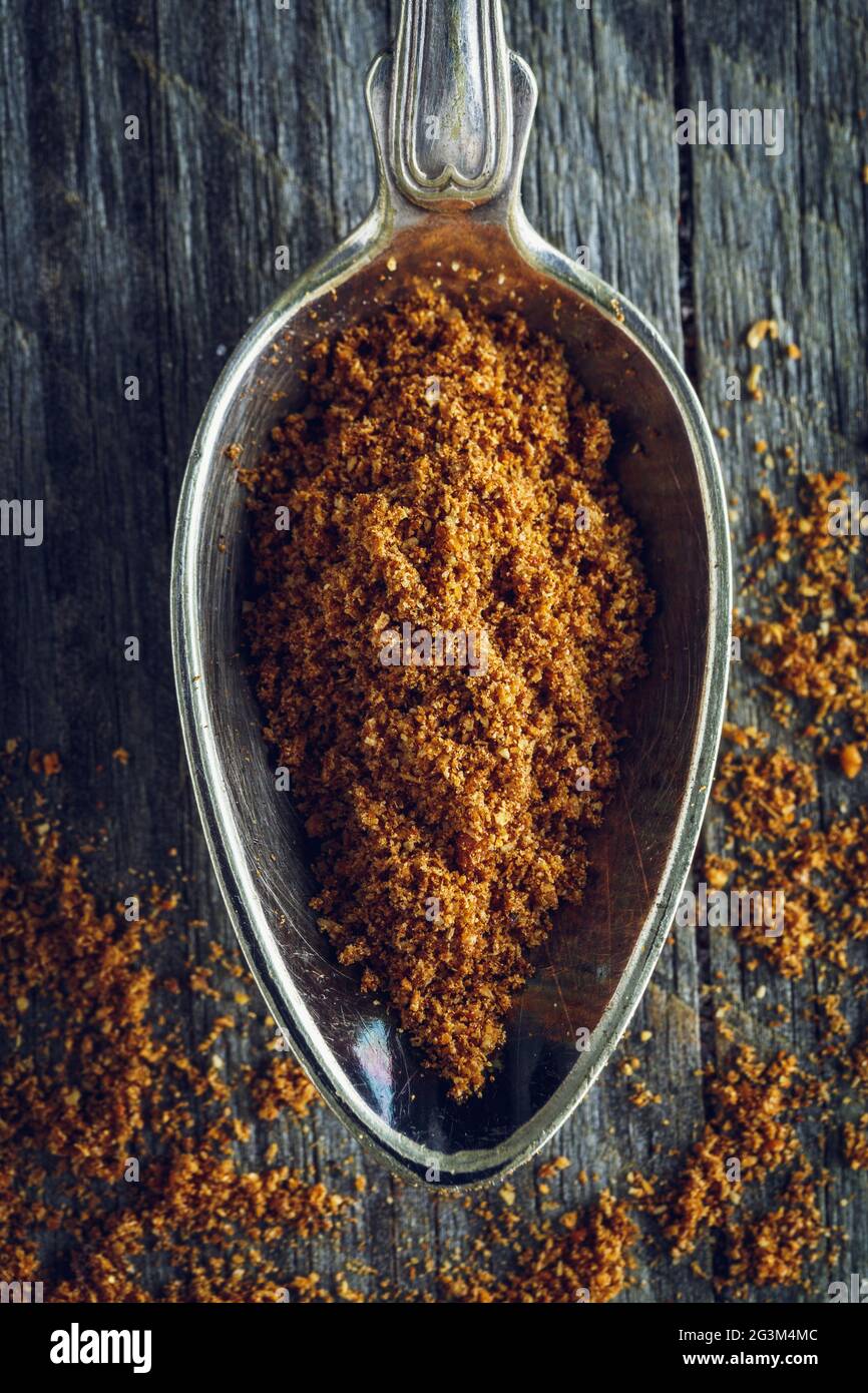 Spoon of ground nutmeg powder Stock Photo - Alamy