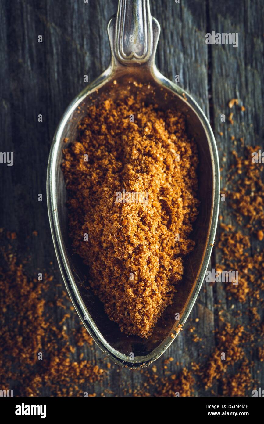 Spoon of ground nutmeg powder Stock Photo - Alamy