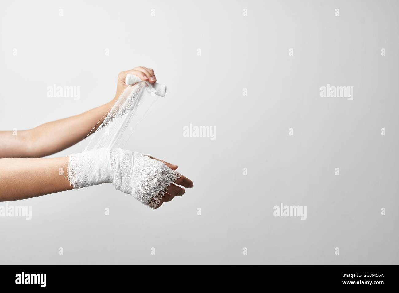 hand injury bandage treatment emergency health problems Stock Photo - Alamy