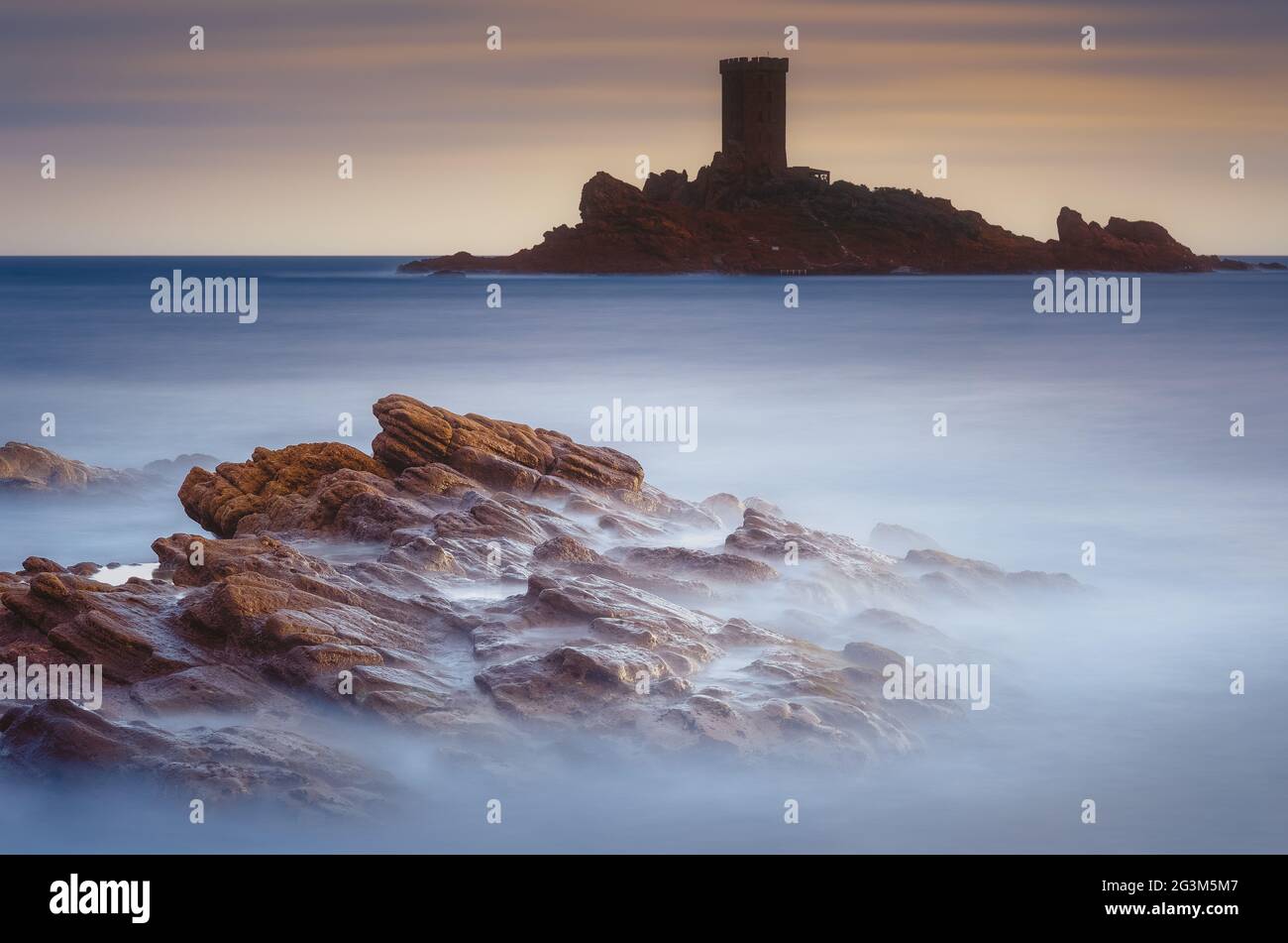 FRANCE. VAR (83) LE DRAMONT. VIEW ON THE GOLDEN ISLAND FROM THE BEACH ...