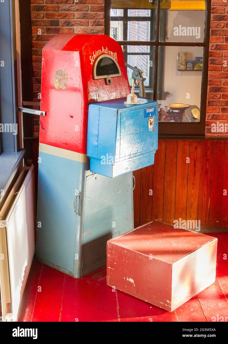 Old west shooting game hi-res stock photography and images - Alamy