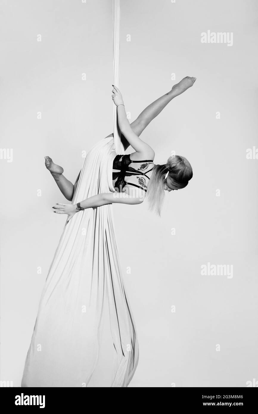 Silk tissue acrobatics Stock Photo - Alamy