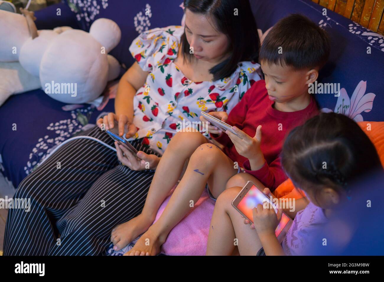 Parents obsessed with phone hi-res stock photography and images - Alamy