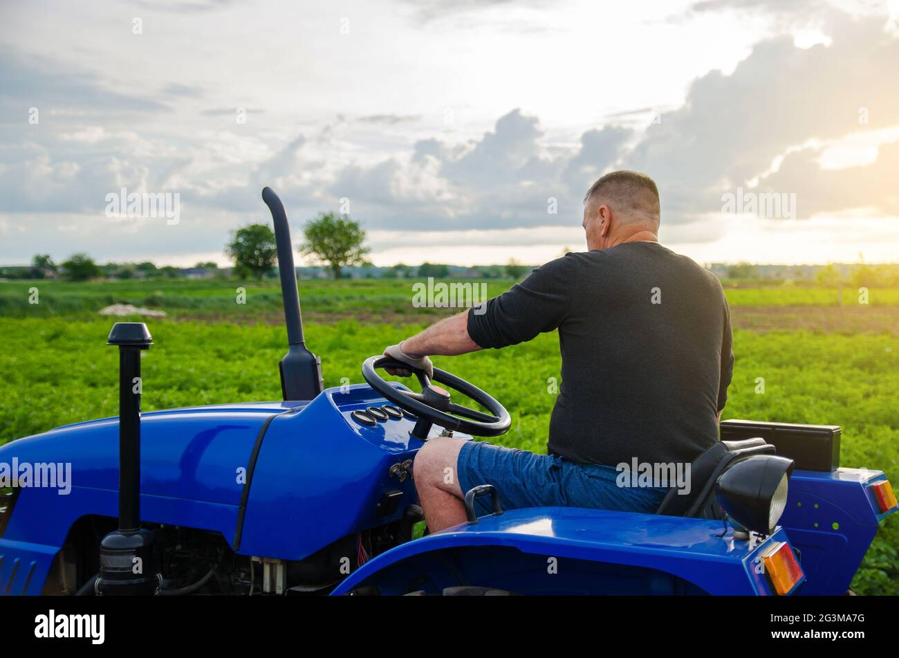 Man driving digger hi-res stock photography and images - Alamy