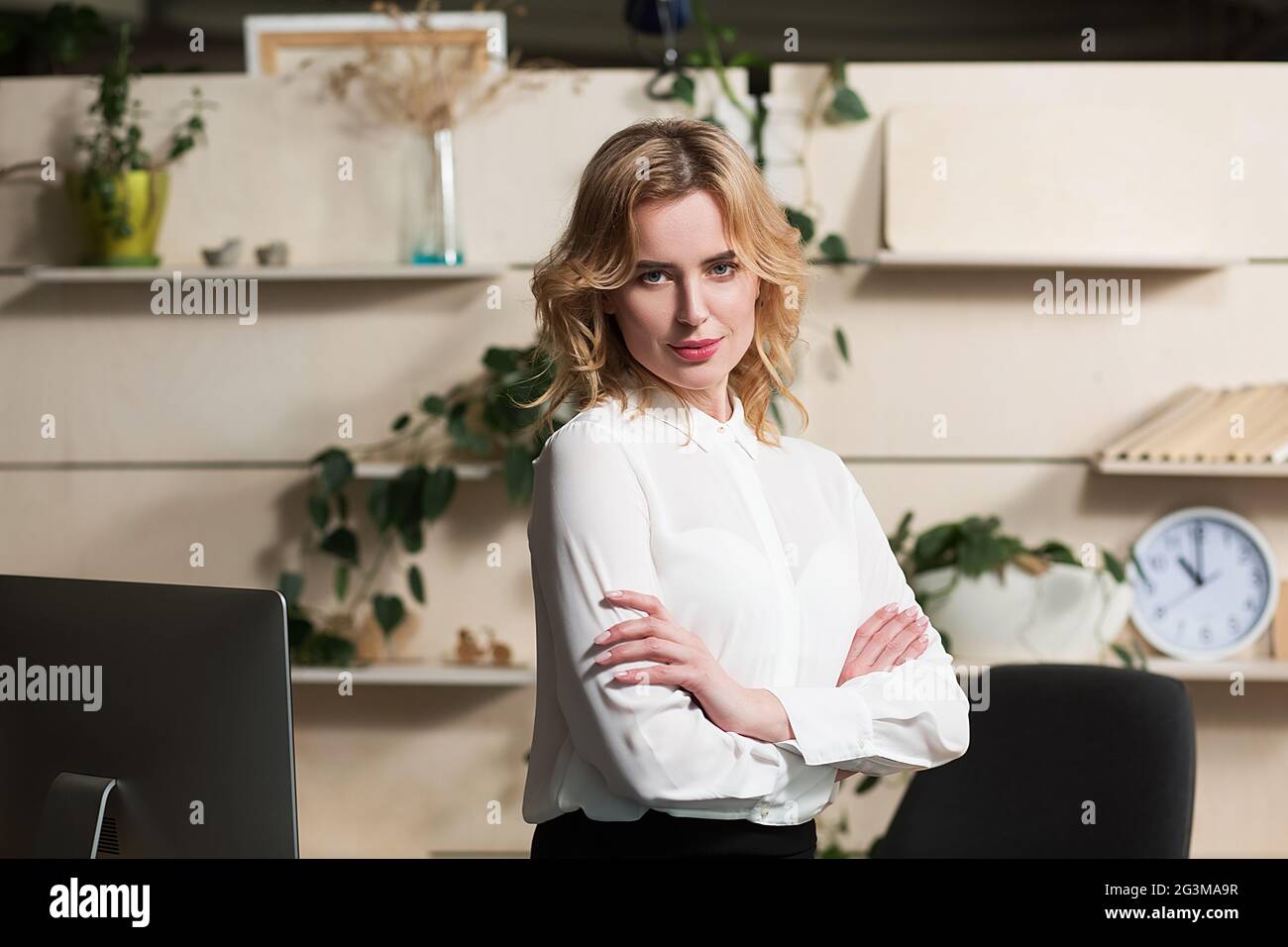 Modern office woman hi-res stock photography and images - Alamy