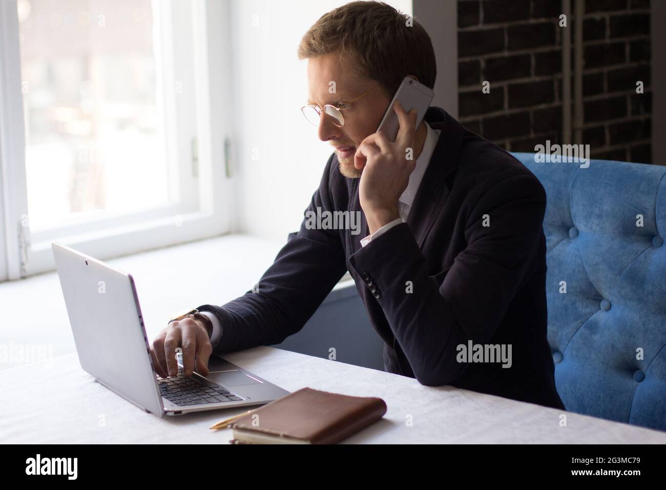 Businessman making call hi-res stock photography and images - Alamy