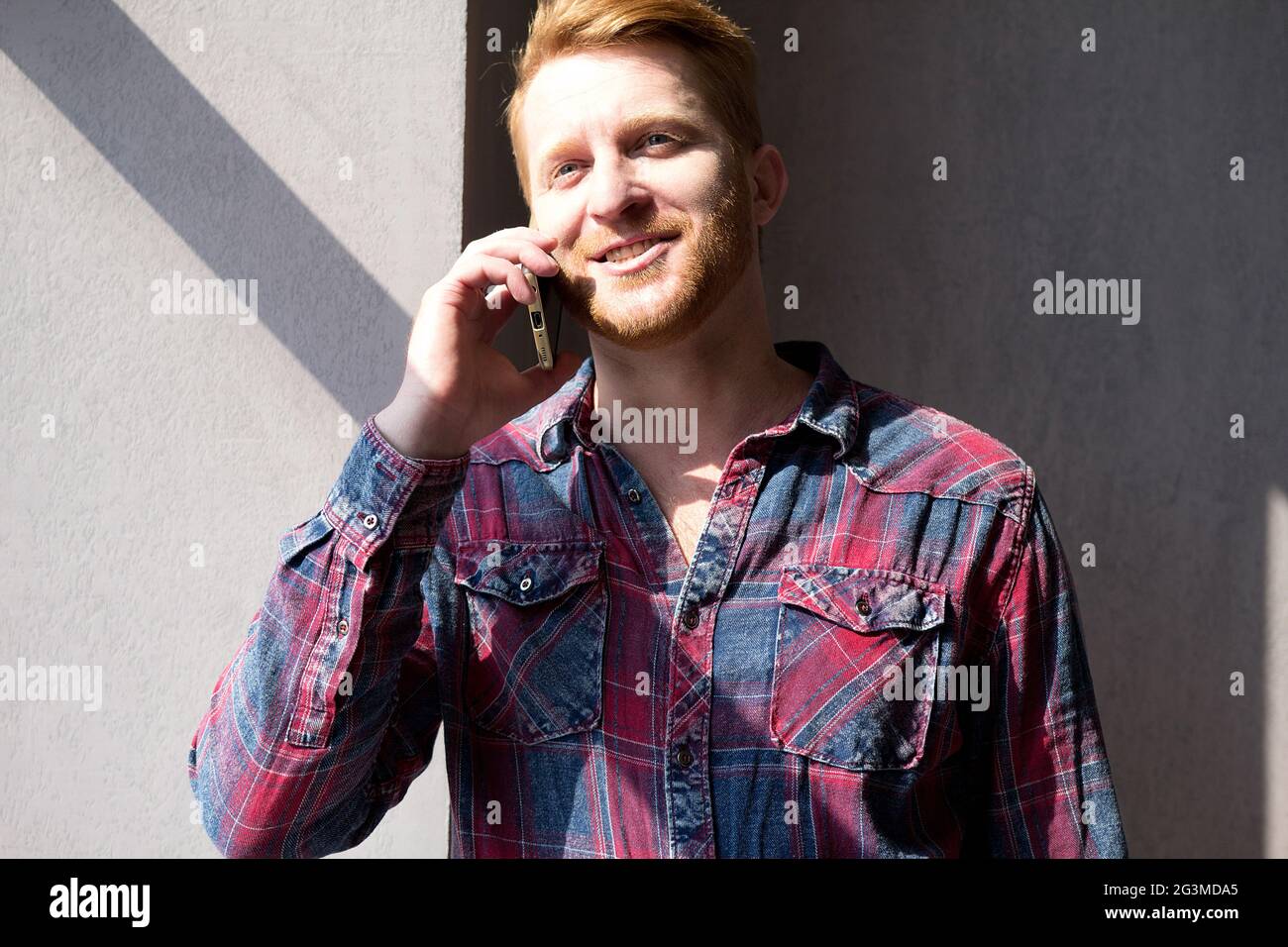 Man talking on phone hi-res stock photography and images - Alamy