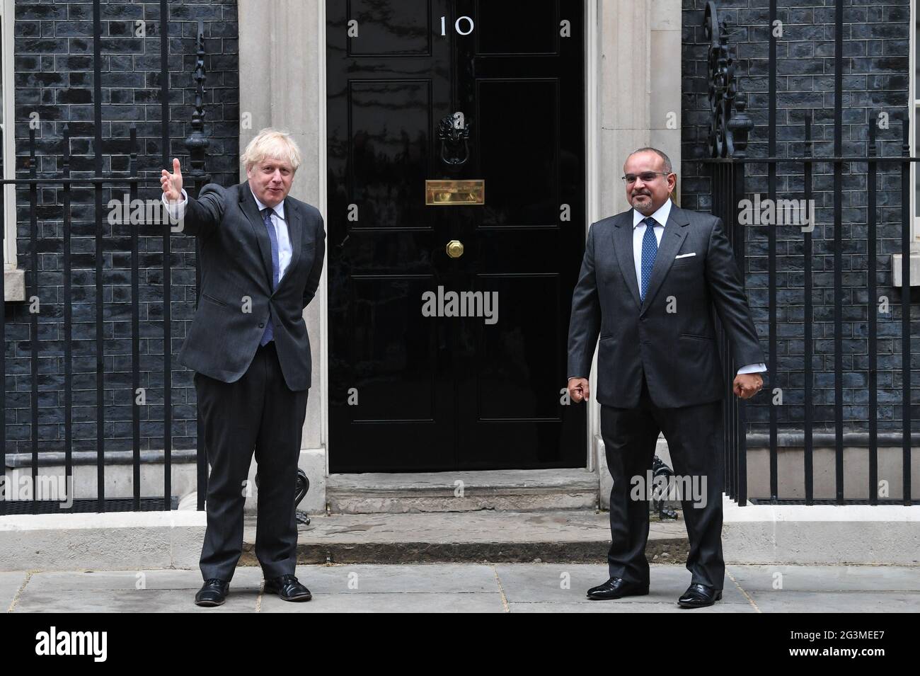 Prime Minister Boris Johnson welcomes the Prime Minister of Bahrain ...