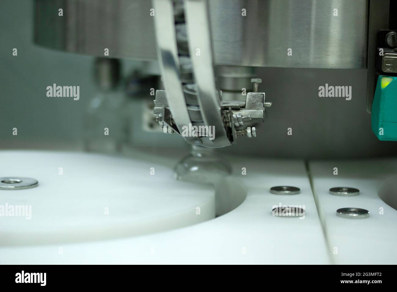 Covid 19 vaccine production conveyor hi-res stock photography and ...