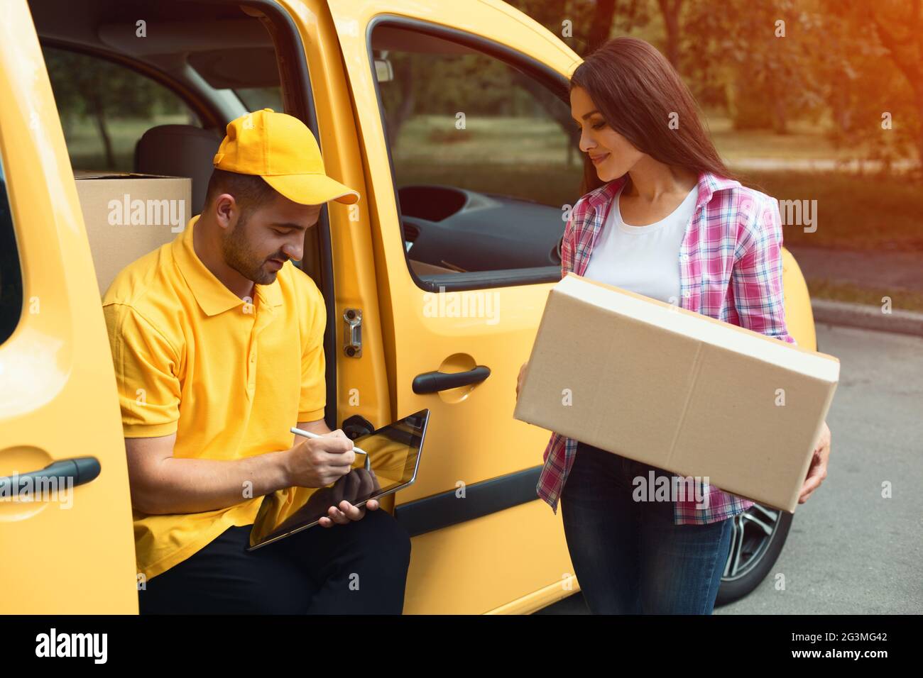 Delivery man with digital tablet Stock Photo - Alamy