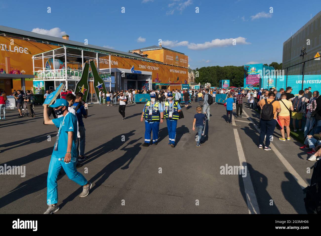 Paramedic uniform hi-res stock photography and images - Alamy