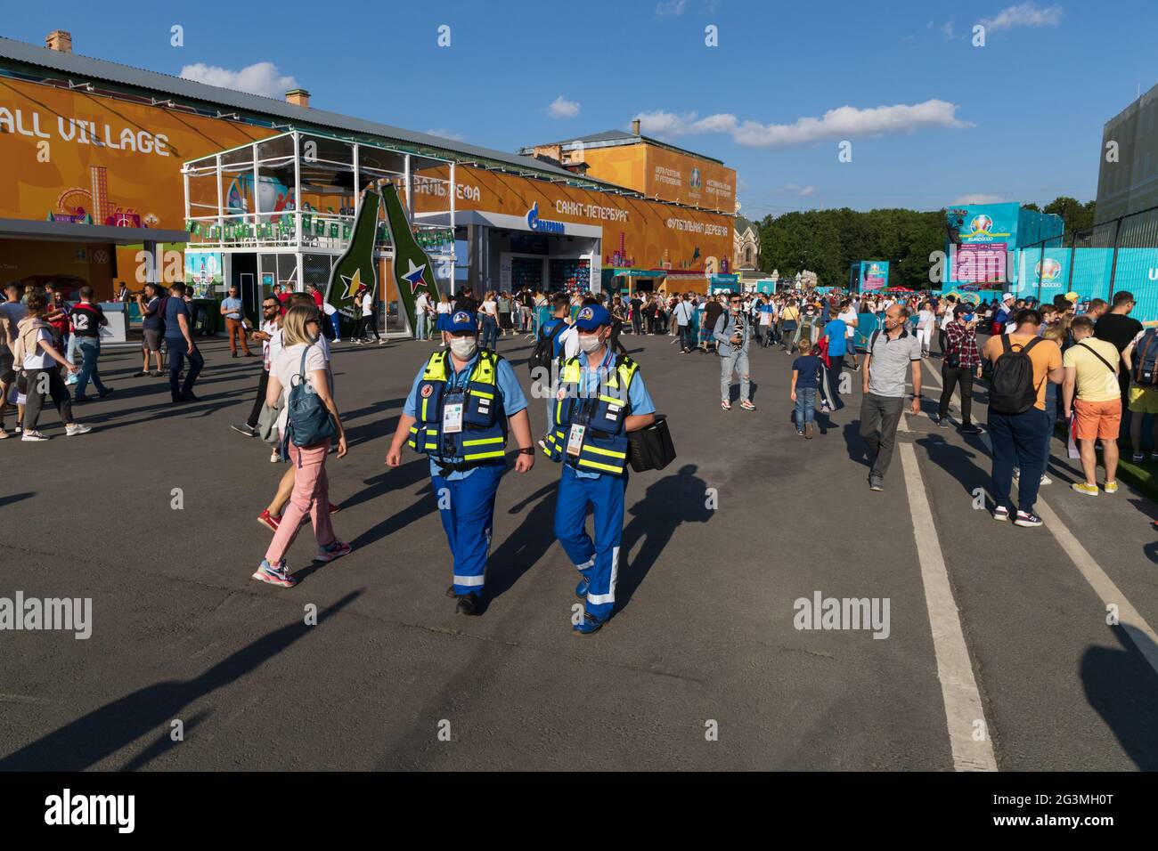 Paramedic uniform hi-res stock photography and images - Alamy