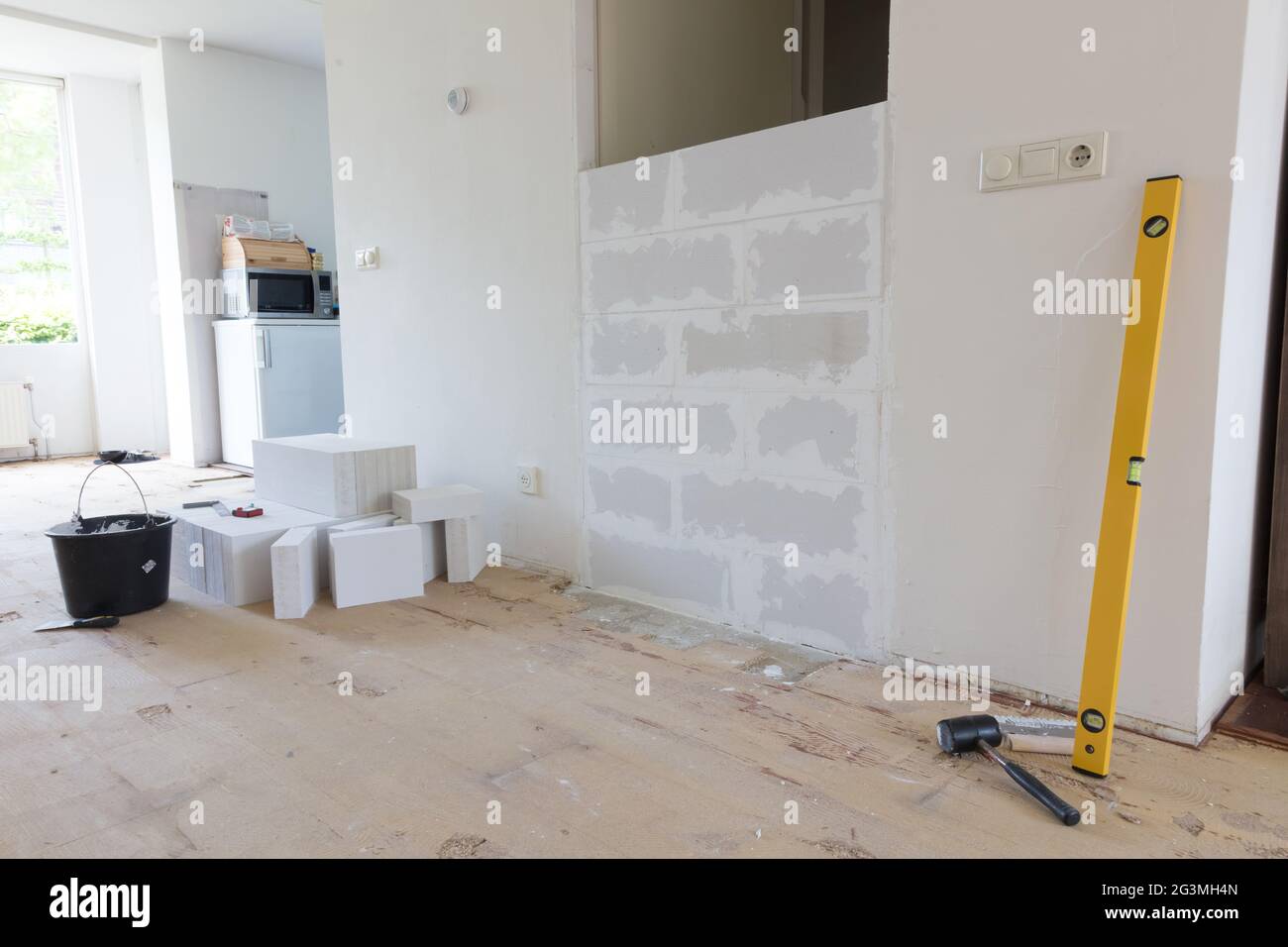 Building a small wall with lightweight concrete blocks Stock Photo - Alamy