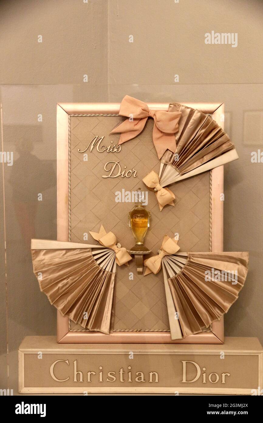 Dior box hi-res stock photography and images - Alamy