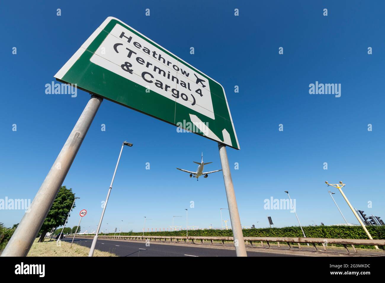 Plane road sign uk hi-res stock photography and images - Alamy