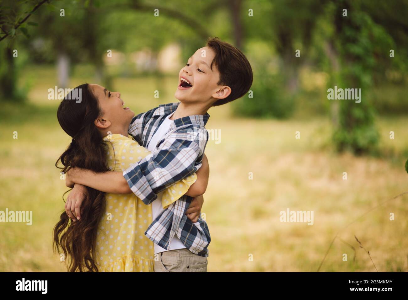 Little kids hugging Stock Photo - Alamy