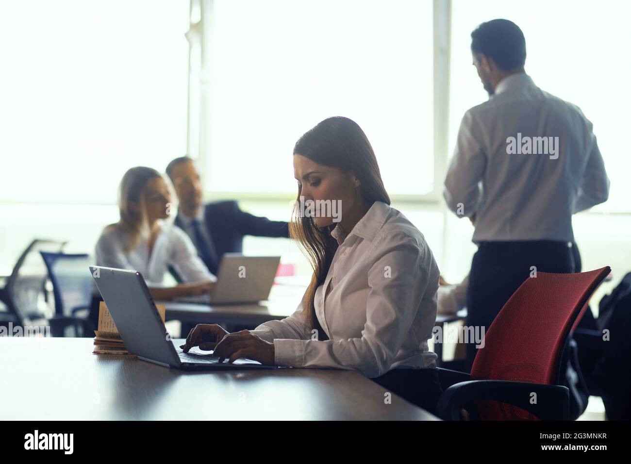 People working in an office hi-res stock photography and images - Alamy