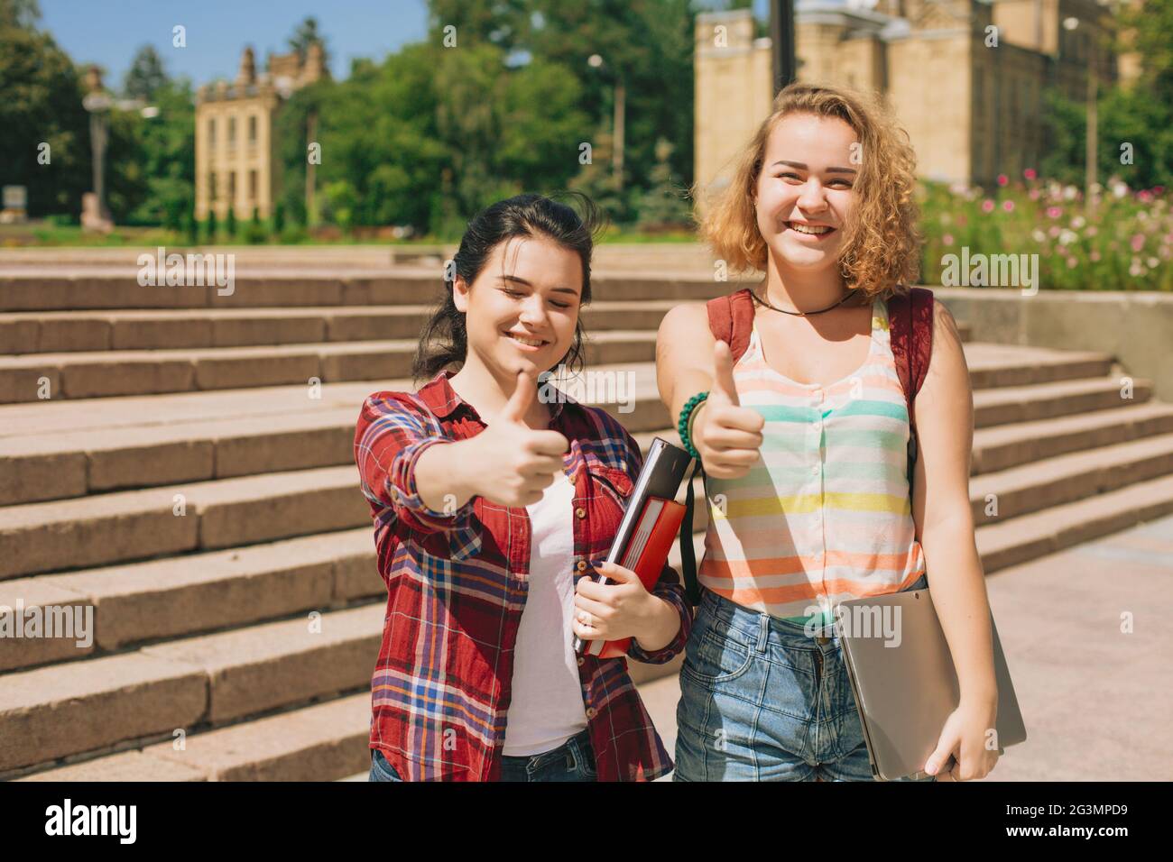 Happy students hi-res stock photography and images - Alamy