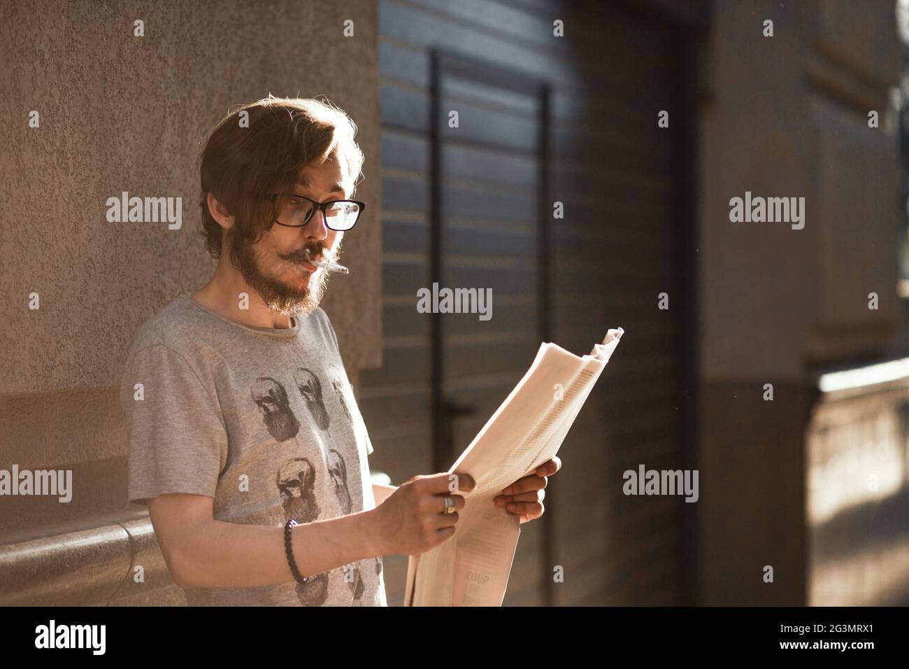 Person reading on the street hi-res stock photography and images - Alamy