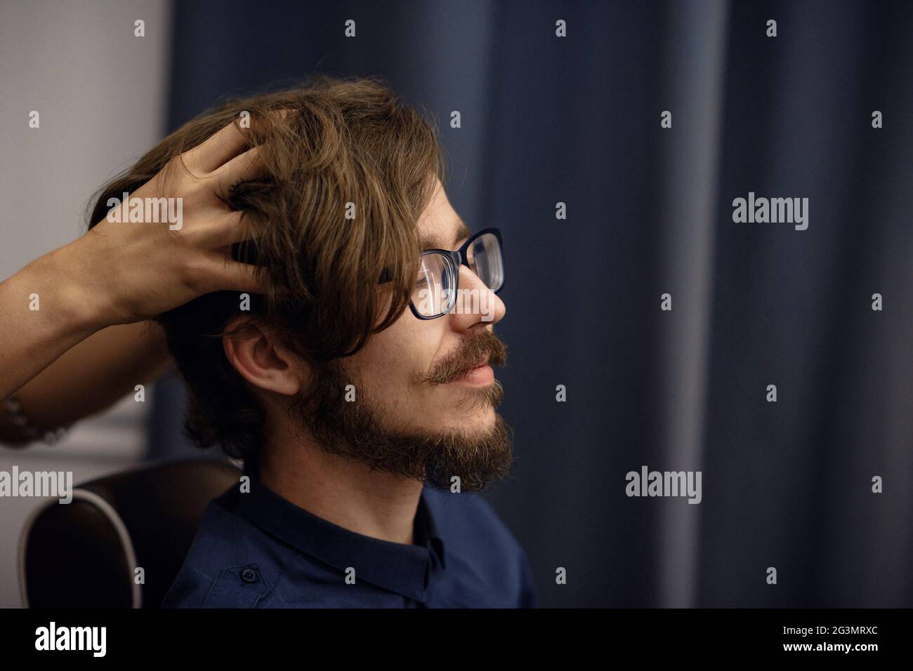 Head massage man hi-res stock photography and images - Alamy