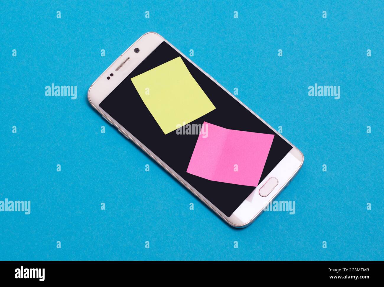 Empty blank post it notes on a smartphone Stock Photo - Alamy