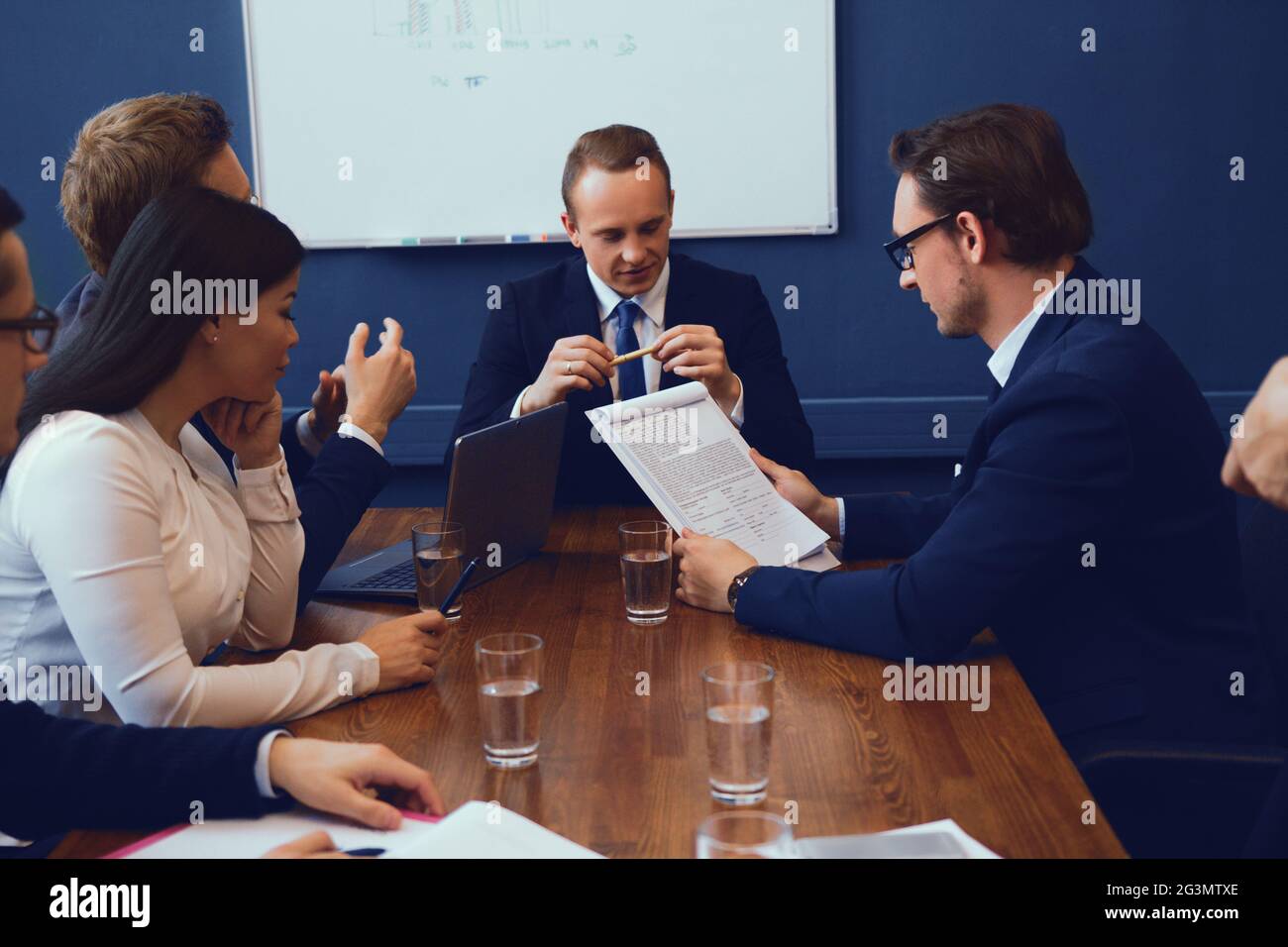 Group discussion computer hi-res stock photography and images - Alamy