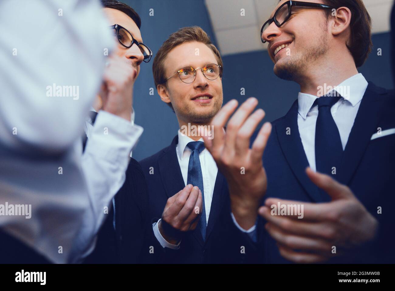 Business meeting people discussion hi-res stock photography and images ...