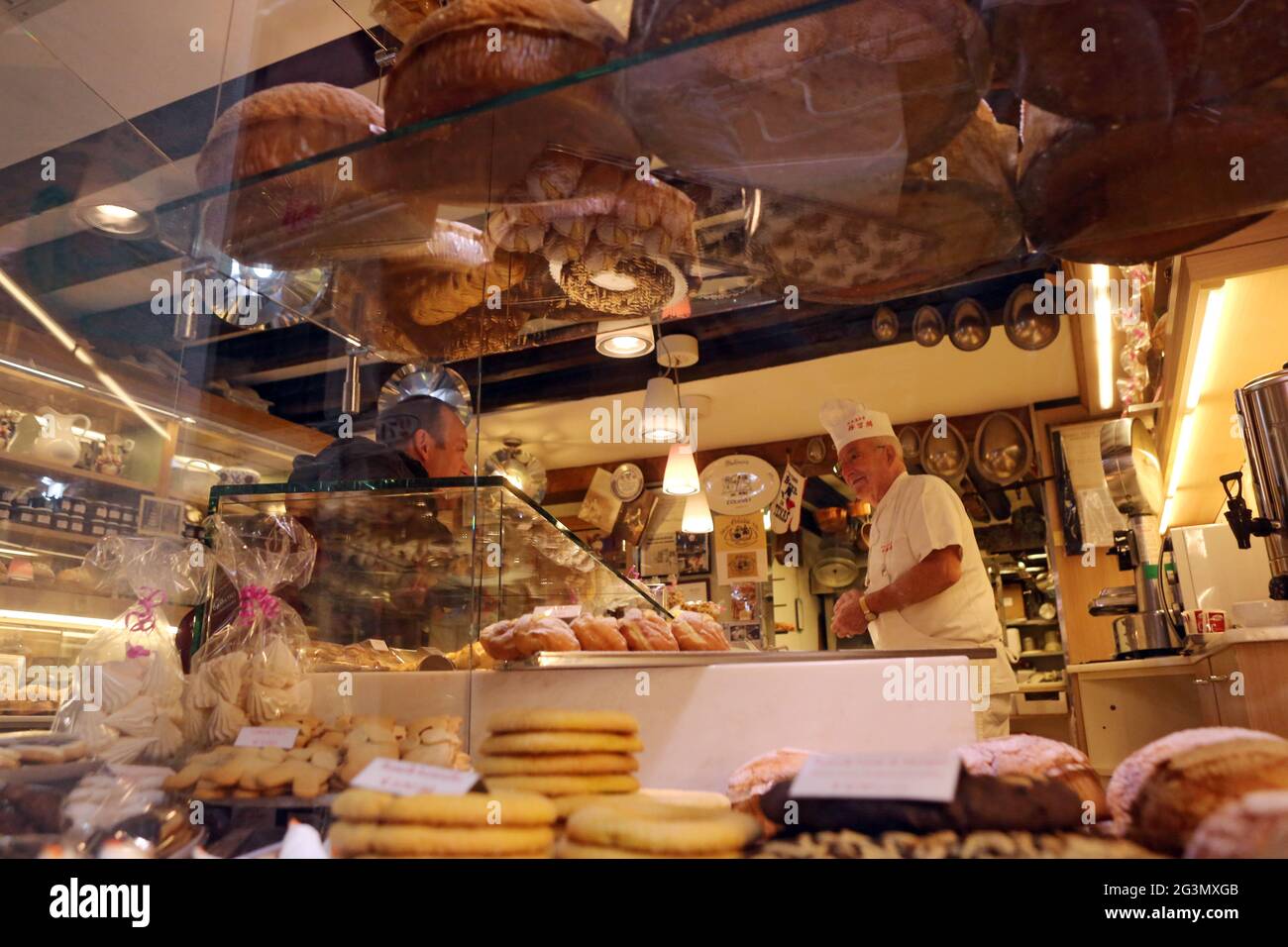 Italy bakery customer hi-res stock photography and images - Alamy