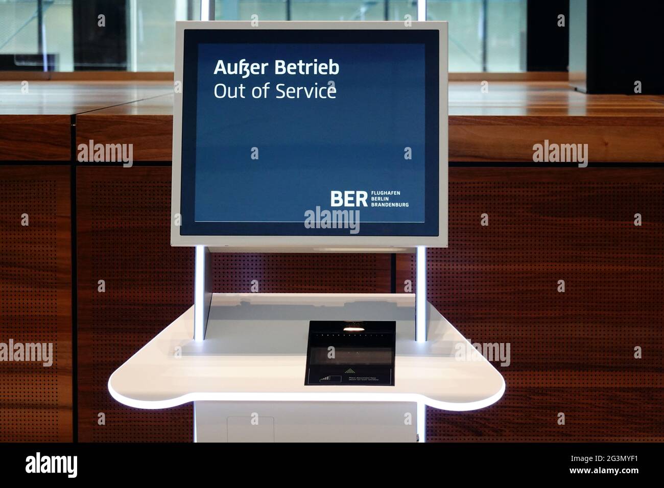 Self order terminal hi-res stock photography and images - Alamy