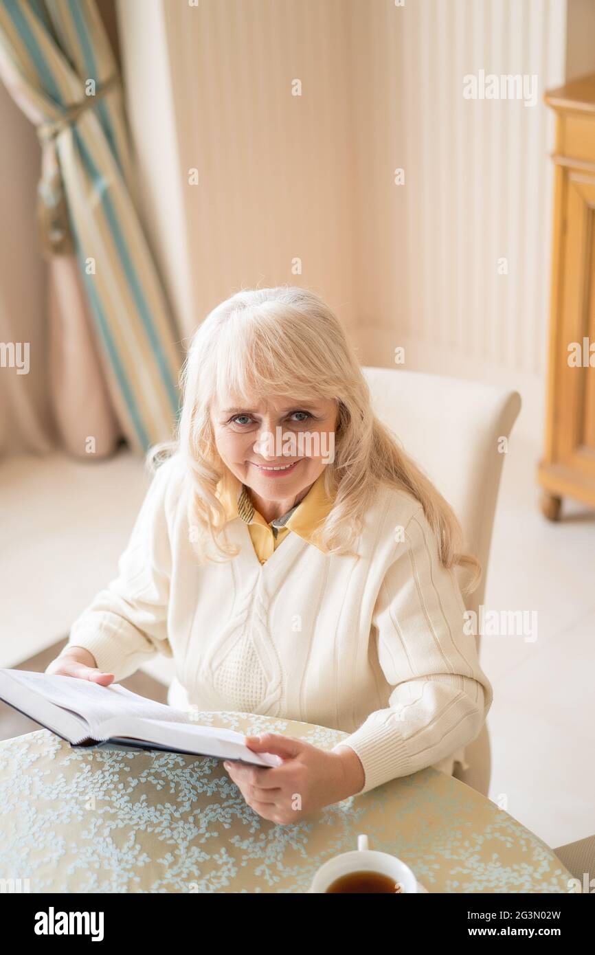 Mature support tea hi-res stock photography and images - Alamy