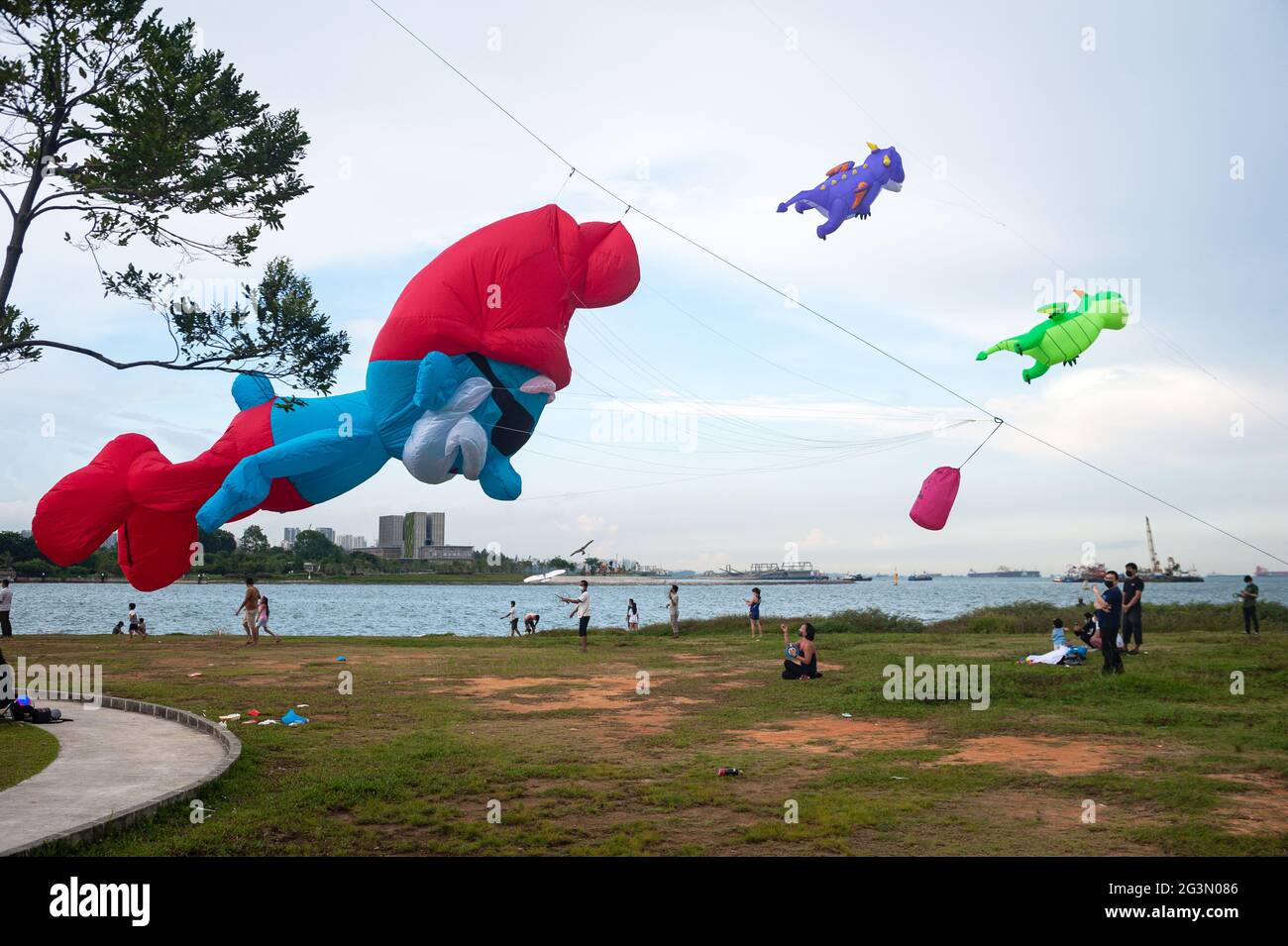 "30.05.2021, Singapore, , Singapore - People fly kites on the shore in ...