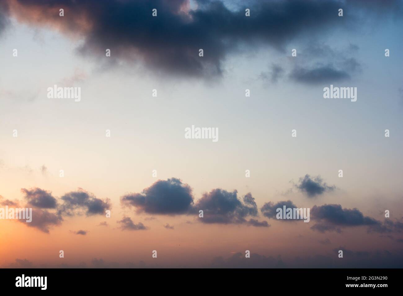 Dark thunderstorm sky bright hi-res stock photography and images - Alamy