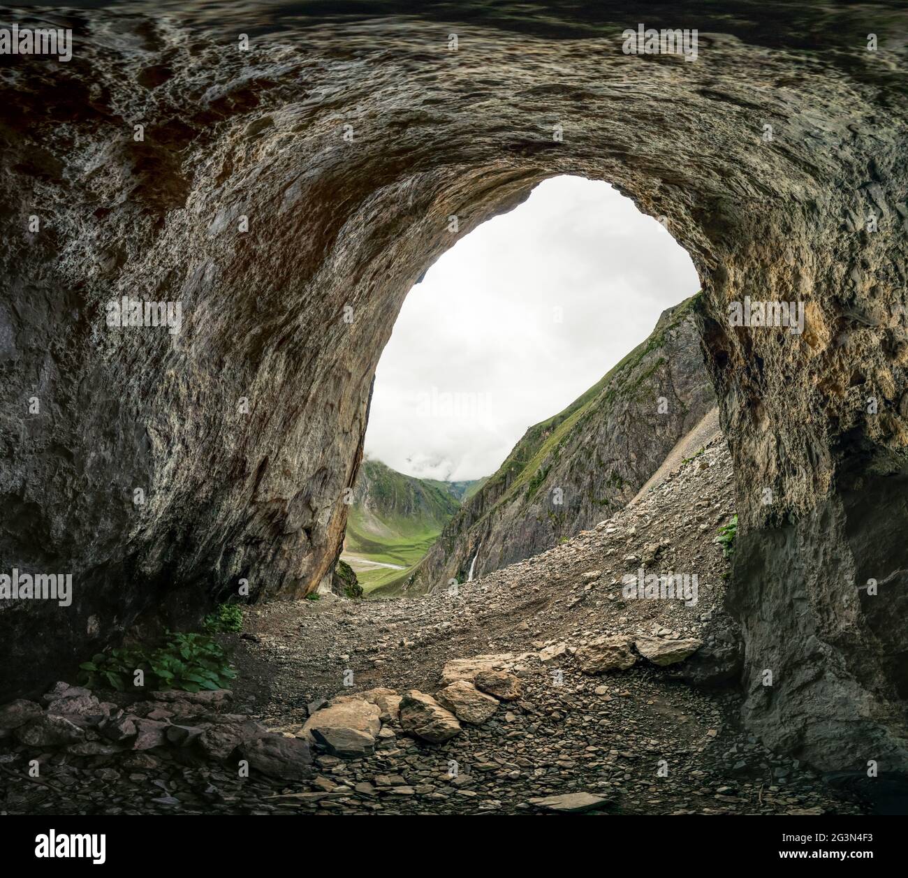 Cave entrance hi-res stock photography and images - Alamy