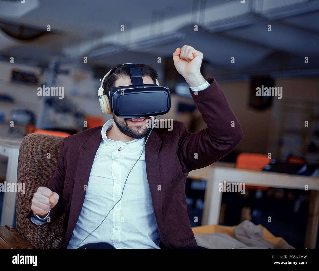 Man wearing vr virtual reality hi-res stock photography and images - Alamy